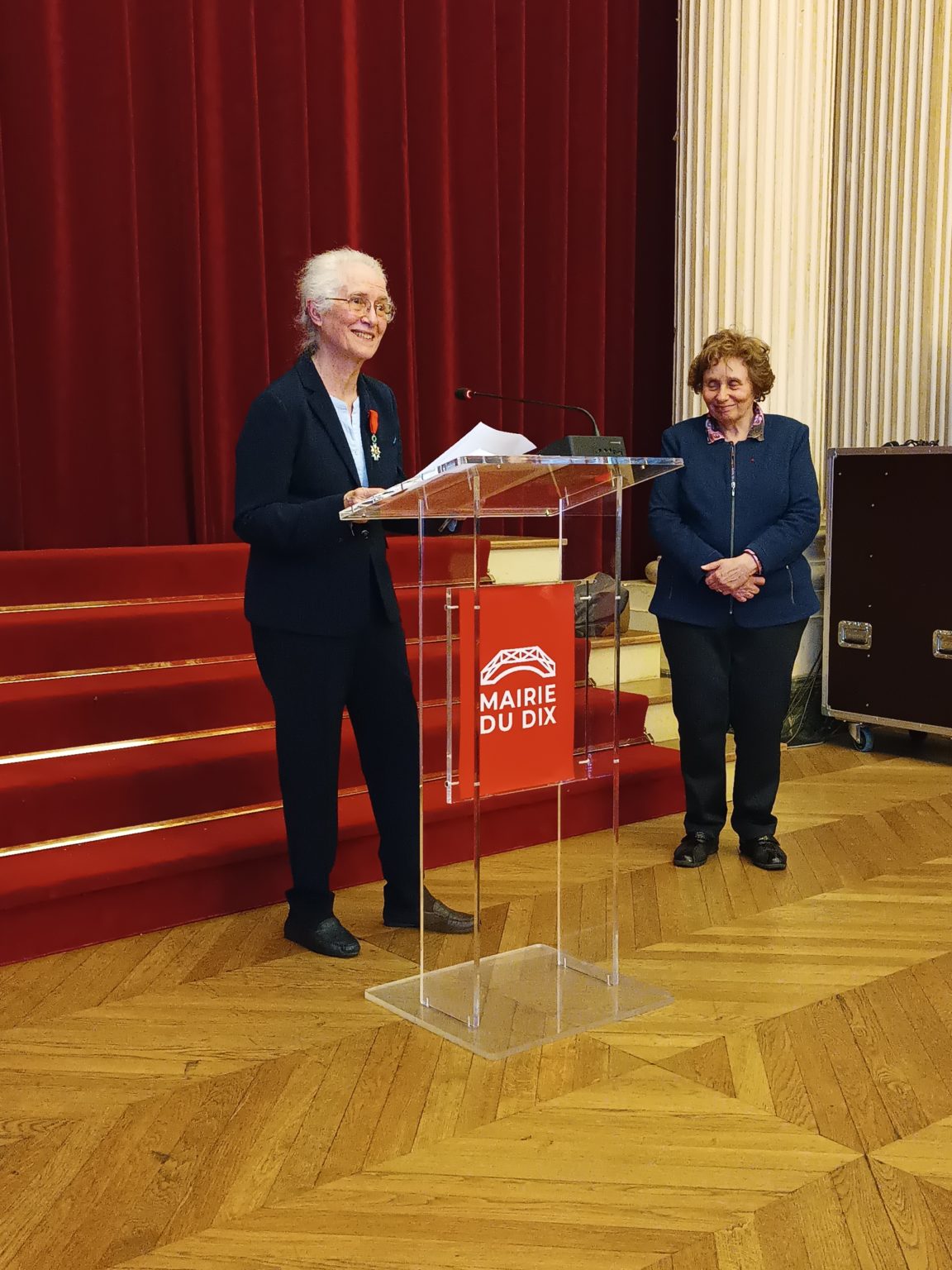 ERNESTINE RONAI REMET LES INSIGNES DE LA LÉGION D’HONNEUR A LA PRÉSIDENTE DE L’AMICALE DU NID ...