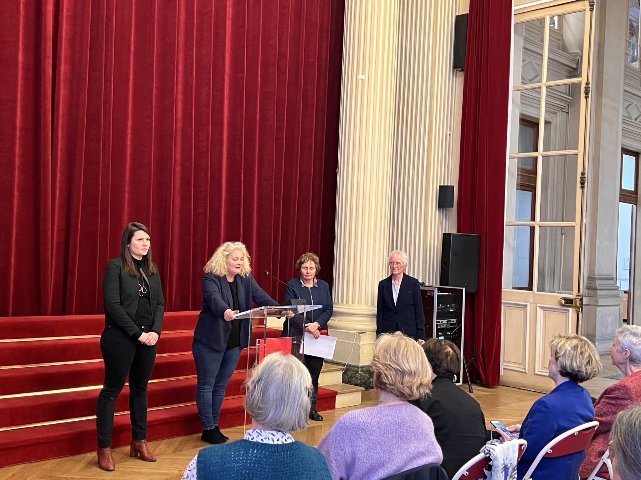 ERNESTINE RONAI REMET LES INSIGNES DE LA LÉGION D’HONNEUR A LA PRÉSIDENTE DE L’AMICALE DU NID ...